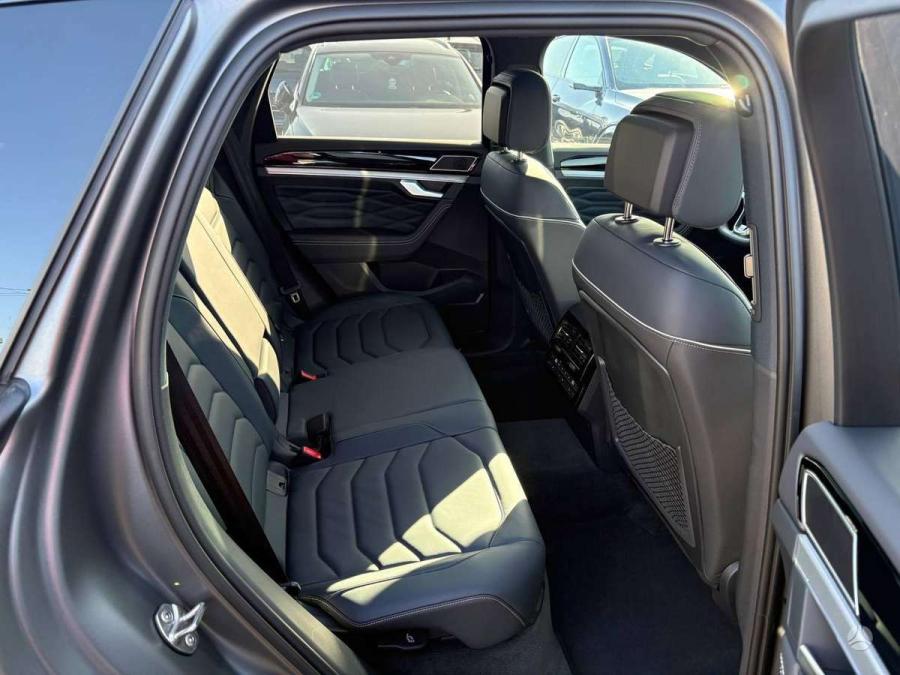 Grey Volkswagen Touareg 2024 in Vilnius, with an engine capacity of 3.00 L and mileage of 1 thousand km for 67990 €, photo 21 on AUTOMOTO.COM.LV