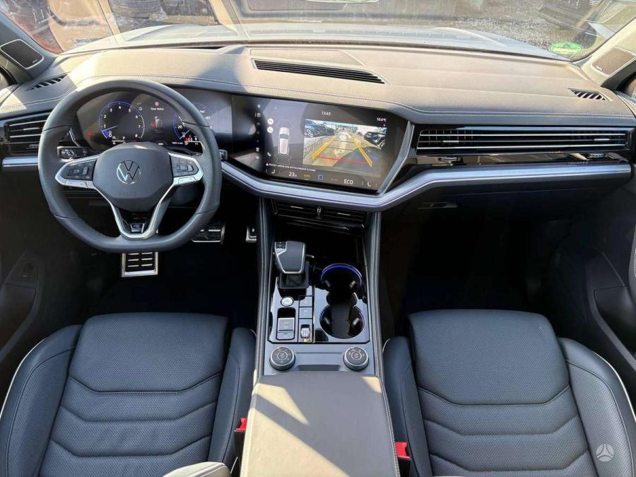 Grey Volkswagen Touareg 2024 in Vilnius, with an engine capacity of 3.00 L and mileage of 1 thousand km for 67990 €, photo 23 on AUTOMOTO.COM.LV