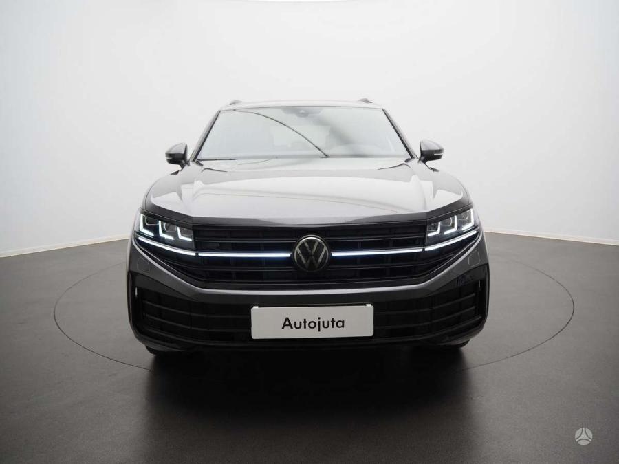 Pelēks Volkswagen Touareg 2024 Viļņa, ar dzinēja tilpumu 2.97 L un nobraukumu 18 tūkst. km par 59900 €, foto 3 vietnē AUTOMOTO.COM.LV