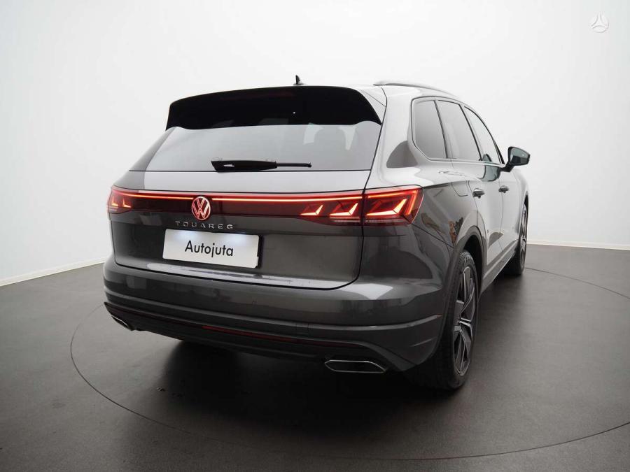 Pelēks Volkswagen Touareg 2024 Viļņa, ar dzinēja tilpumu 2.97 L un nobraukumu 18 tūkst. km par 59900 €, foto 5 vietnē AUTOMOTO.COM.LV