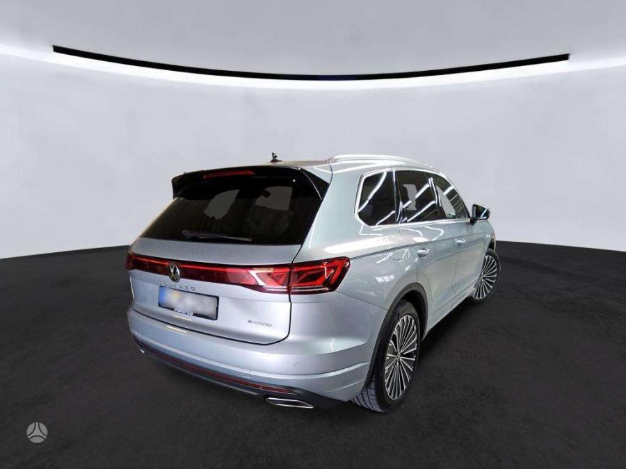 Grey Volkswagen Touareg 2024 in Vilnius, with an engine capacity of 3.00 L and mileage of 65 thousand km for 55490 €, photo 4 on AUTOMOTO.COM.LV