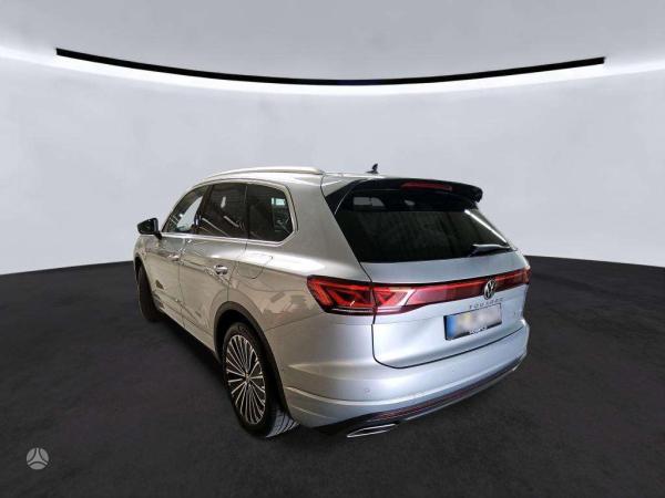 Pelēks Volkswagen Touareg 2024 Viļņa, ar dzinēja tilpumu 3.00 L un nobraukumu 65 tūkst. km par 55490 €, foto 5 vietnē AUTOMOTO.COM.LV