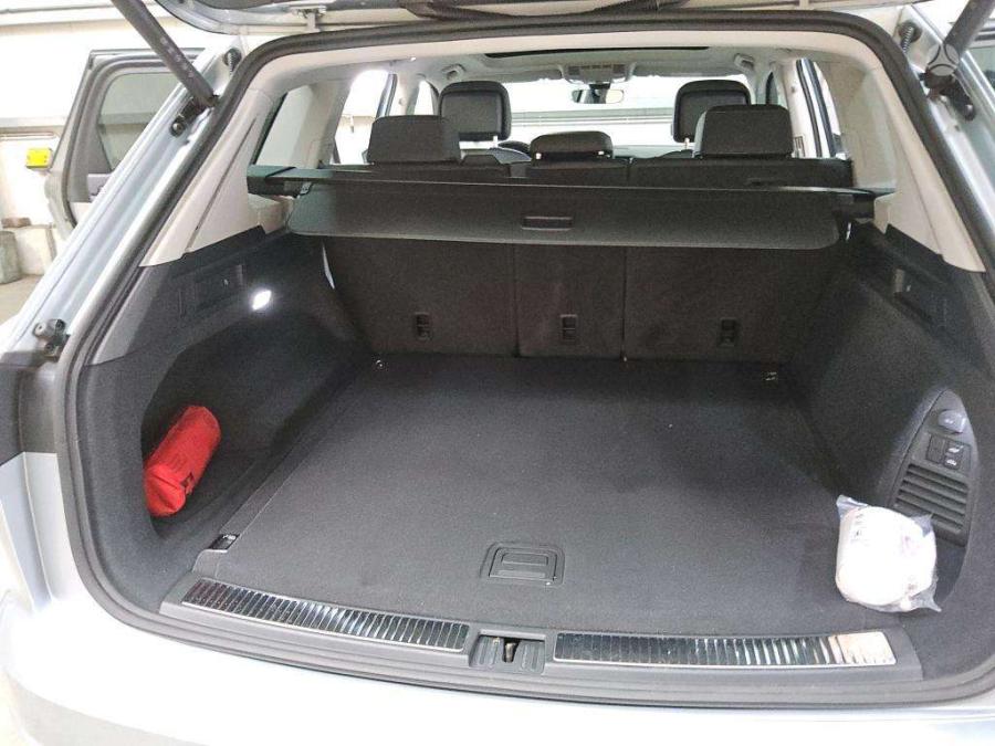 Grey Volkswagen Touareg 2024 in Vilnius, with an engine capacity of 3.00 L and mileage of 65 thousand km for 55490 €, photo 6 on AUTOMOTO.COM.LV