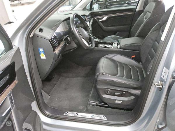 Pelēks Volkswagen Touareg 2024 Viļņa, ar dzinēja tilpumu 3.00 L un nobraukumu 65 tūkst. km par 55490 €, foto 8 vietnē AUTOMOTO.COM.LV