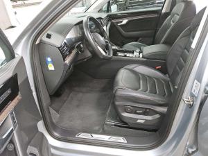 Grey Volkswagen Touareg 2024 in Vilnius, with an engine capacity of 3.00 L and mileage of 65 thousand km for 55490 €, photo 8 on AUTOMOTO.COM.LV