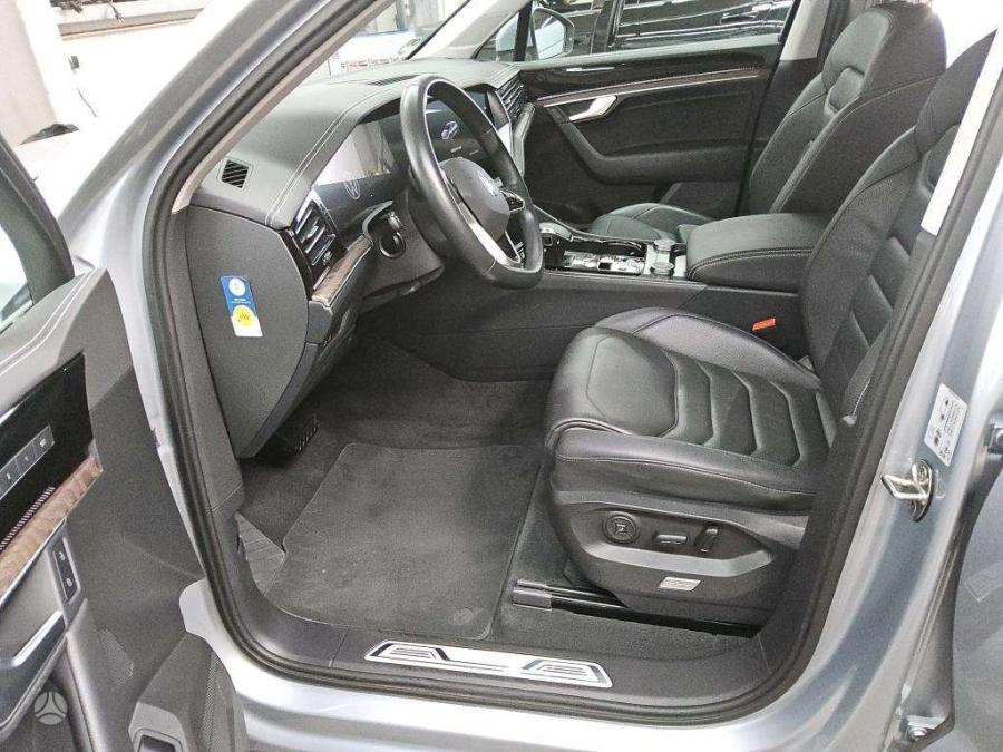Grey Volkswagen Touareg 2024 in Vilnius, with an engine capacity of 3.00 L and mileage of 65 thousand km for 55490 €, photo 8 on AUTOMOTO.COM.LV