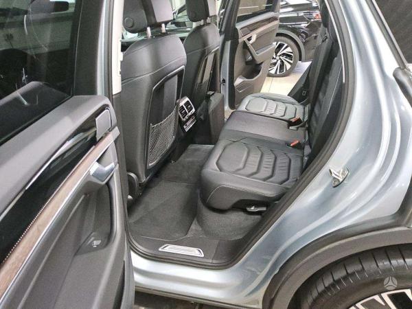 Pelēks Volkswagen Touareg 2024 Viļņa, ar dzinēja tilpumu 3.00 L un nobraukumu 65 tūkst. km par 55490 €, foto 10 vietnē AUTOMOTO.COM.LV