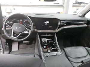 Grey Volkswagen Touareg 2024 in Vilnius, with an engine capacity of 3.00 L and mileage of 65 thousand km for 55490 €, photo 11 on AUTOMOTO.COM.LV