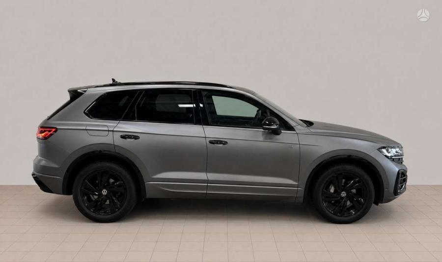 Grey Volkswagen Touareg 2024 in Kaunas, with an engine capacity of 2.97 L and mileage of 63 thousand km for 64900 €, photo 4 on AUTOMOTO.COM.LV