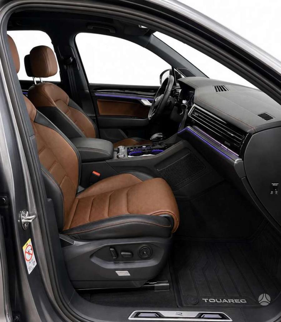 Grey Volkswagen Touareg 2024 in Kaunas, with an engine capacity of 2.97 L and mileage of 63 thousand km for 64900 €, photo 7 on AUTOMOTO.COM.LV