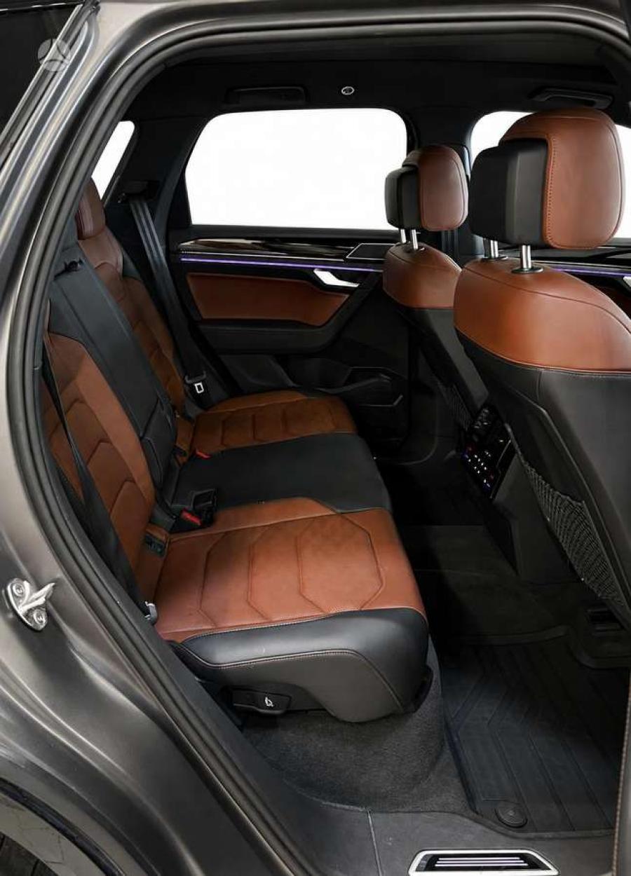 Grey Volkswagen Touareg 2024 in Kaunas, with an engine capacity of 2.97 L and mileage of 63 thousand km for 64900 €, photo 8 on AUTOMOTO.COM.LV