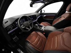 Grey Volkswagen Touareg 2024 in Kaunas, with an engine capacity of 2.97 L and mileage of 63 thousand km for 64900 €, photo 9 on AUTOMOTO.COM.LV