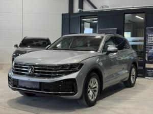 Серый Фольксваген Туарег 2024 в Рига, объемом двигателя 3.00 л и пробегом 45 тыс. км за 48990 €, фото  на AUTOMOTO.COM.LV