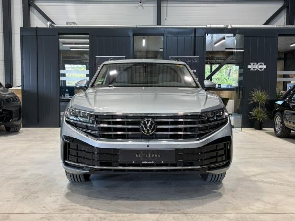 Grey Volkswagen Touareg 2024 in Riga, with an engine capacity of 3.00 L and mileage of 45 thousand km for 48990 €, photo 3 on AUTOMOTO.COM.LV