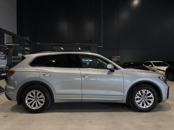 Grey Volkswagen Touareg 2024 in Riga, with an engine capacity of 3.00 L and mileage of 45 thousand km for 48990 €, photo 5 on AUTOMOTO.COM.LV