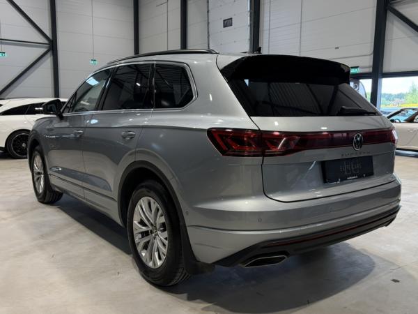 Grey Volkswagen Touareg 2024 in Riga, with an engine capacity of 3.00 L and mileage of 36 thousand km for 48990 €, photo 8 on AUTOMOTO.COM.LV