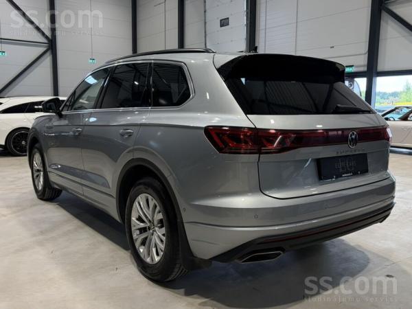 Pelēks Volkswagen Touareg 2024 Rīga, ar dzinēja tilpumu 3.00 L un nobraukumu 36 tūkst. km par 48990 €, foto 8 vietnē AUTOMOTO.COM.LV