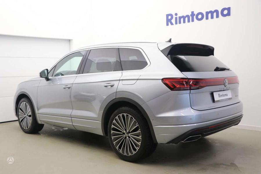 Pelēks Volkswagen Touareg 2024 Viļņa, ar dzinēja tilpumu 3.00 L un nobraukumu 65 tūkst. km par 55490 €, foto 3 vietnē AUTOMOTO.COM.LV