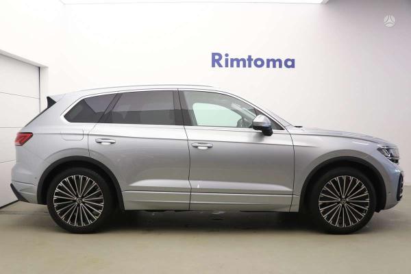 Grey Volkswagen Touareg 2024 in Vilnius, with an engine capacity of 3.00 L and mileage of 65 thousand km for 55490 €, photo 4 on AUTOMOTO.COM.LV