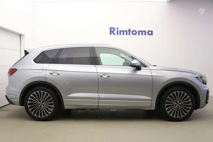 Pelēks Volkswagen Touareg 2024 Viļņa, ar dzinēja tilpumu 3.00 L un nobraukumu 65 tūkst. km par 55490 €, foto 4 vietnē AUTOMOTO.COM.LV