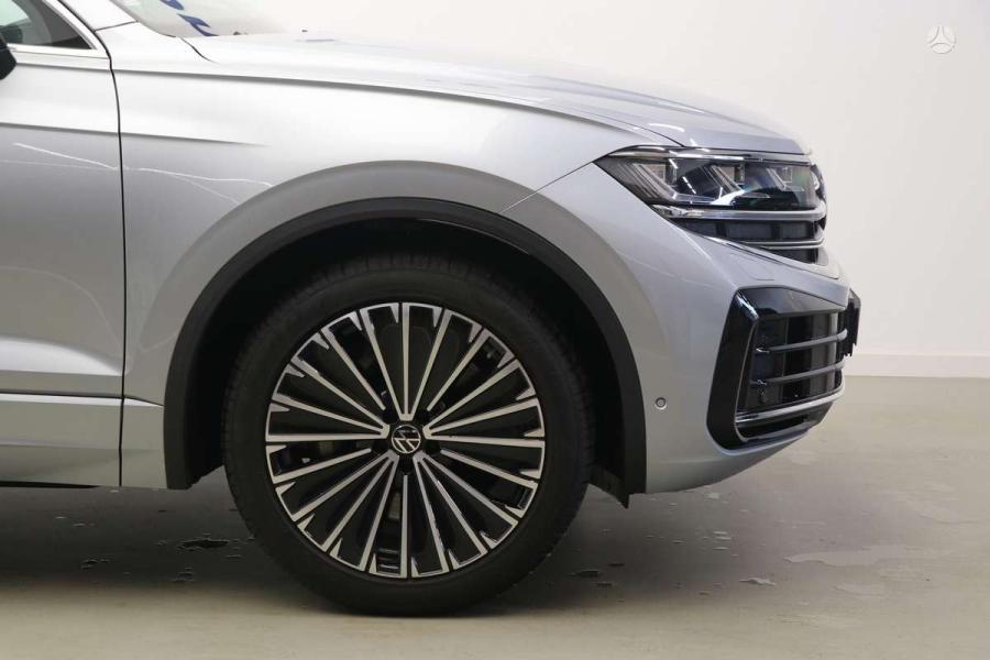 Pelēks Volkswagen Touareg 2024 Viļņa, ar dzinēja tilpumu 3.00 L un nobraukumu 65 tūkst. km par 55490 €, foto 5 vietnē AUTOMOTO.COM.LV