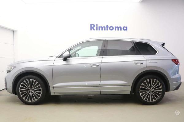 Grey Volkswagen Touareg 2024 in Vilnius, with an engine capacity of 3.00 L and mileage of 65 thousand km for 55490 €, photo 6 on AUTOMOTO.COM.LV
