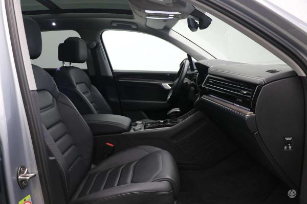 Grey Volkswagen Touareg 2024 in Vilnius, with an engine capacity of 3.00 L and mileage of 65 thousand km for 55490 €, photo 10 on AUTOMOTO.COM.LV