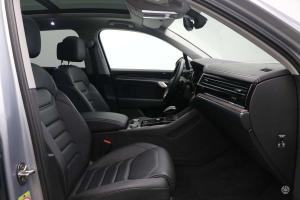 Pelēks Volkswagen Touareg 2024 Viļņa, ar dzinēja tilpumu 3.00 L un nobraukumu 65 tūkst. km par 55490 €, foto 10 vietnē AUTOMOTO.COM.LV