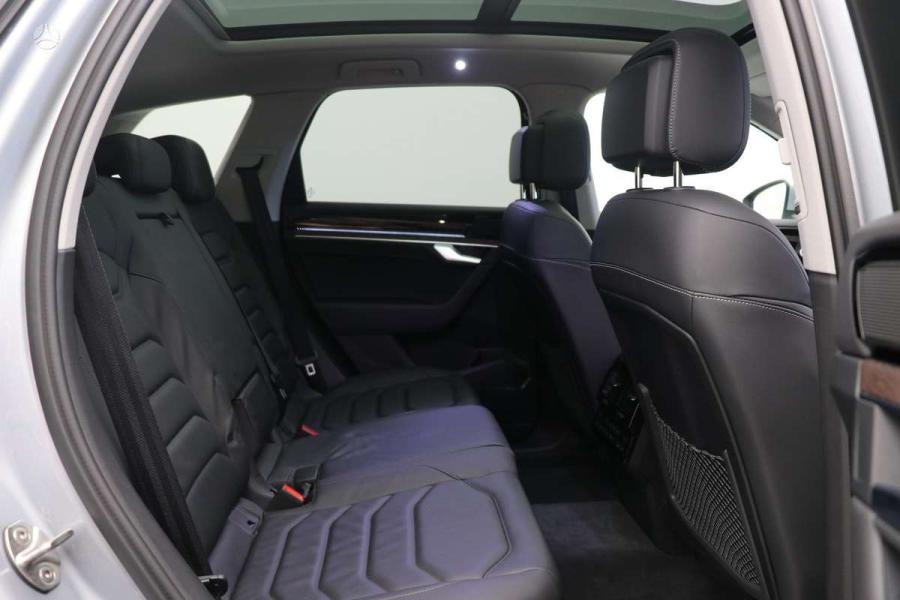Pelēks Volkswagen Touareg 2024 Viļņa, ar dzinēja tilpumu 3.00 L un nobraukumu 65 tūkst. km par 55490 €, foto 13 vietnē AUTOMOTO.COM.LV