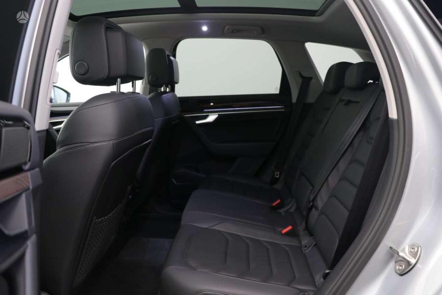 Pelēks Volkswagen Touareg 2024 Viļņa, ar dzinēja tilpumu 3.00 L un nobraukumu 65 tūkst. km par 55490 €, foto 15 vietnē AUTOMOTO.COM.LV