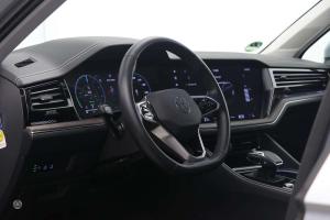 Pelēks Volkswagen Touareg 2024 Viļņa, ar dzinēja tilpumu 3.00 L un nobraukumu 65 tūkst. km par 55490 €, foto 19 vietnē AUTOMOTO.COM.LV