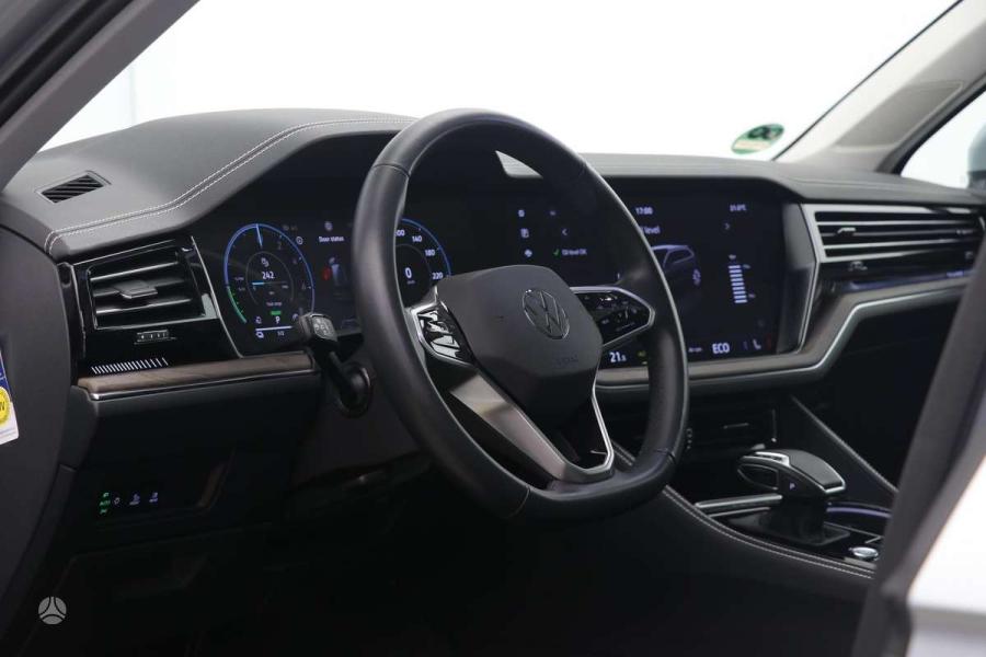 Pelēks Volkswagen Touareg 2024 Viļņa, ar dzinēja tilpumu 3.00 L un nobraukumu 65 tūkst. km par 55490 €, foto 19 vietnē AUTOMOTO.COM.LV