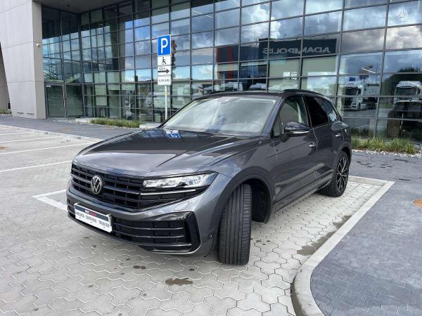 Grey Volkswagen Touareg 2024 in Vilnius, with an engine capacity of 2.97 L and mileage of 59 thousand km for 50250 €, photo 3 on AUTOMOTO.COM.LV