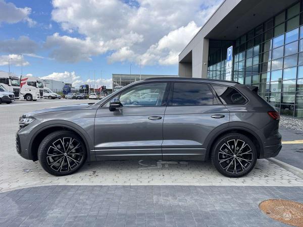 Grey Volkswagen Touareg 2024 in Vilnius, with an engine capacity of 2.97 L and mileage of 59 thousand km for 50250 €, photo 4 on AUTOMOTO.COM.LV