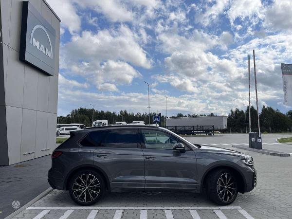 Grey Volkswagen Touareg 2024 in Vilnius, with an engine capacity of 2.97 L and mileage of 59 thousand km for 50250 €, photo 5 on AUTOMOTO.COM.LV