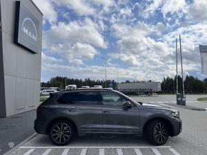 Grey Volkswagen Touareg 2024 in Vilnius, with an engine capacity of 2.97 L and mileage of 59 thousand km for 50250 €, photo 5 on AUTOMOTO.COM.LV