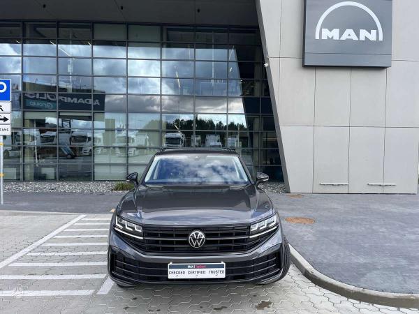 Grey Volkswagen Touareg 2024 in Vilnius, with an engine capacity of 2.97 L and mileage of 59 thousand km for 50250 €, photo 6 on AUTOMOTO.COM.LV
