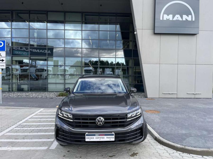 Grey Volkswagen Touareg 2024 in Vilnius, with an engine capacity of 2.97 L and mileage of 59 thousand km for 50250 €, photo 6 on AUTOMOTO.COM.LV