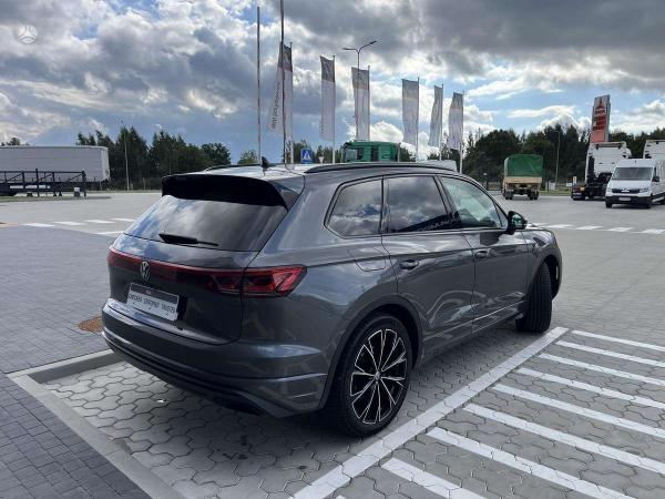 Grey Volkswagen Touareg 2024 in Vilnius, with an engine capacity of 2.97 L and mileage of 59 thousand km for 50250 €, photo 8 on AUTOMOTO.COM.LV