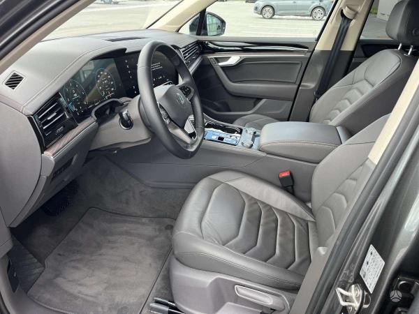Grey Volkswagen Touareg 2024 in Vilnius, with an engine capacity of 2.97 L and mileage of 59 thousand km for 50250 €, photo 11 on AUTOMOTO.COM.LV