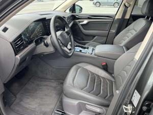 Grey Volkswagen Touareg 2024 in Vilnius, with an engine capacity of 2.97 L and mileage of 59 thousand km for 50250 €, photo 11 on AUTOMOTO.COM.LV