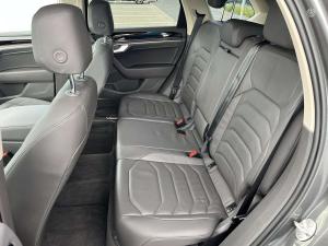 Grey Volkswagen Touareg 2024 in Vilnius, with an engine capacity of 2.97 L and mileage of 59 thousand km for 50250 €, photo 12 on AUTOMOTO.COM.LV