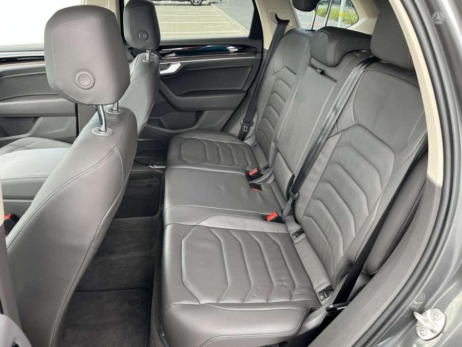 Grey Volkswagen Touareg 2024 in Vilnius, with an engine capacity of 2.97 L and mileage of 59 thousand km for 50250 €, photo 12 on AUTOMOTO.COM.LV