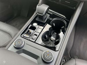 Grey Volkswagen Touareg 2024 in Vilnius, with an engine capacity of 2.97 L and mileage of 59 thousand km for 50250 €, photo 14 on AUTOMOTO.COM.LV