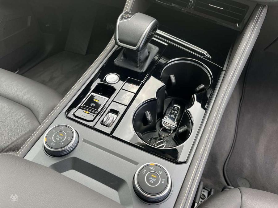 Grey Volkswagen Touareg 2024 in Vilnius, with an engine capacity of 2.97 L and mileage of 59 thousand km for 50250 €, photo 14 on AUTOMOTO.COM.LV