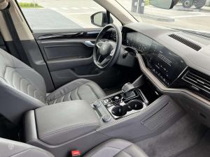 Grey Volkswagen Touareg 2024 in Vilnius, with an engine capacity of 2.97 L and mileage of 59 thousand km for 50250 €, photo 15 on AUTOMOTO.COM.LV