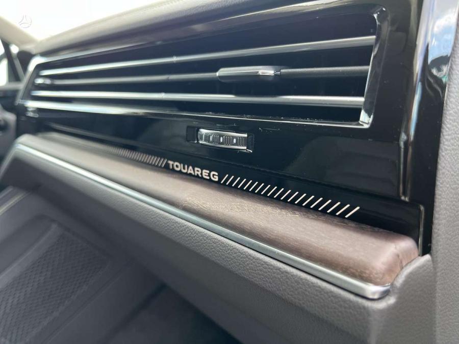 Grey Volkswagen Touareg 2024 in Vilnius, with an engine capacity of 2.97 L and mileage of 59 thousand km for 50250 €, photo 21 on AUTOMOTO.COM.LV