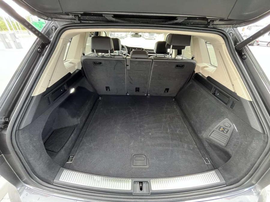 Grey Volkswagen Touareg 2024 in Vilnius, with an engine capacity of 2.97 L and mileage of 59 thousand km for 50250 €, photo 23 on AUTOMOTO.COM.LV