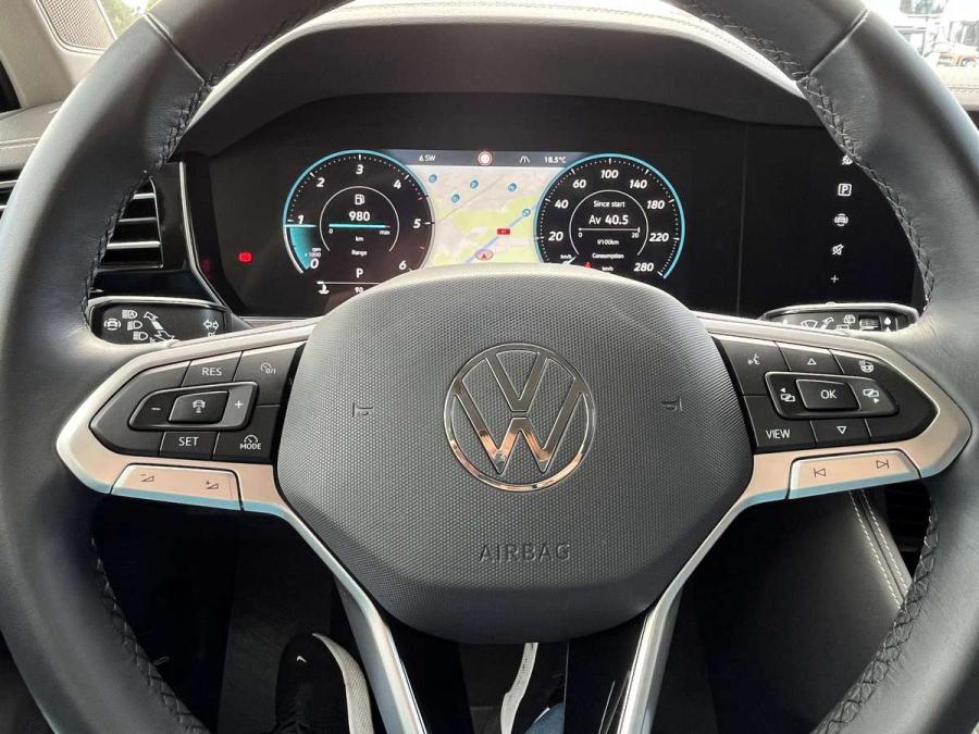 Grey Volkswagen Touareg 2024 in Vilnius, with an engine capacity of 2.97 L and mileage of 59 thousand km for 50250 €, photo 26 on AUTOMOTO.COM.LV
