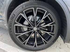 Grey Volkswagen Touareg 2024 in Vilnius, with an engine capacity of 2.97 L and mileage of 59 thousand km for 50250 €, photo 28 on AUTOMOTO.COM.LV